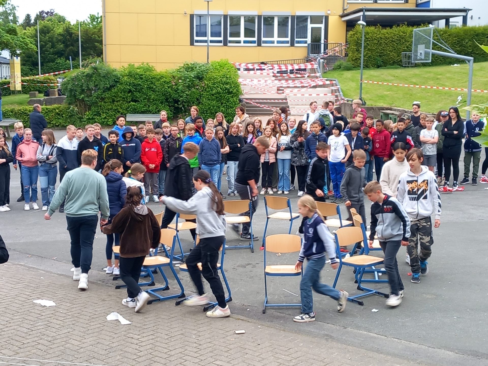 Chaos pur und bizarre Gestalten – Moehnesee Schule
